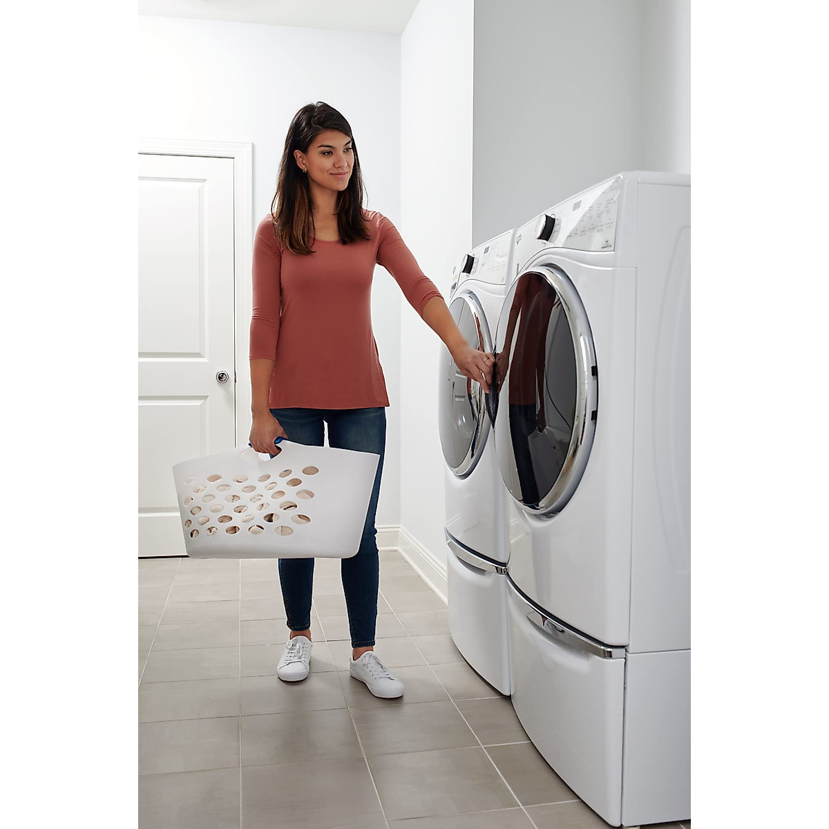 Rubbermaid Flex 'n Carry Laundry Hamper, 2.2-Bushel, White (FG260004WHTRB)