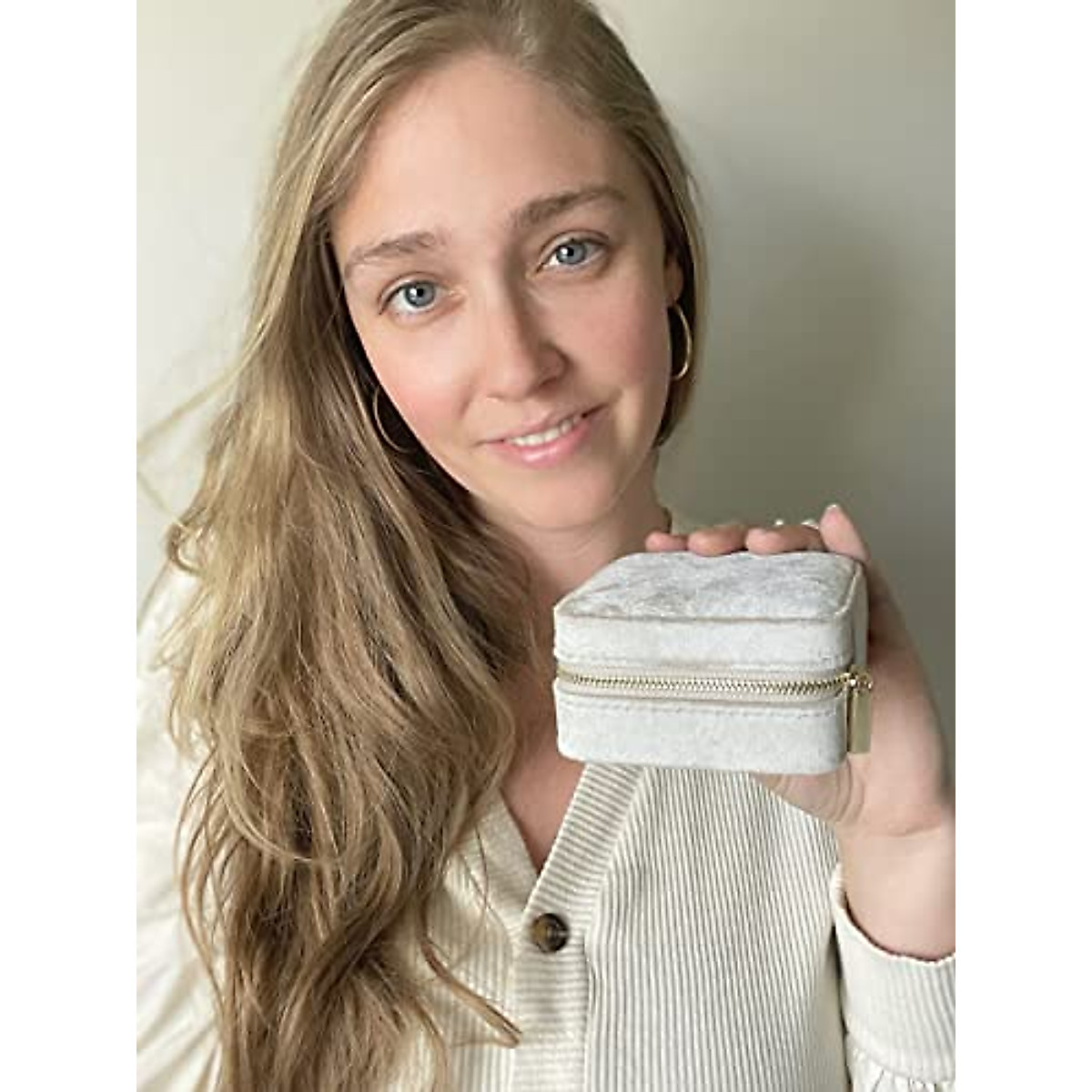 BLUTETE Travel Jewelry Box Organizer Velvet Travel Case With Mirror Ring Earrings Necklaces Storage Organizer Box (Champagne)