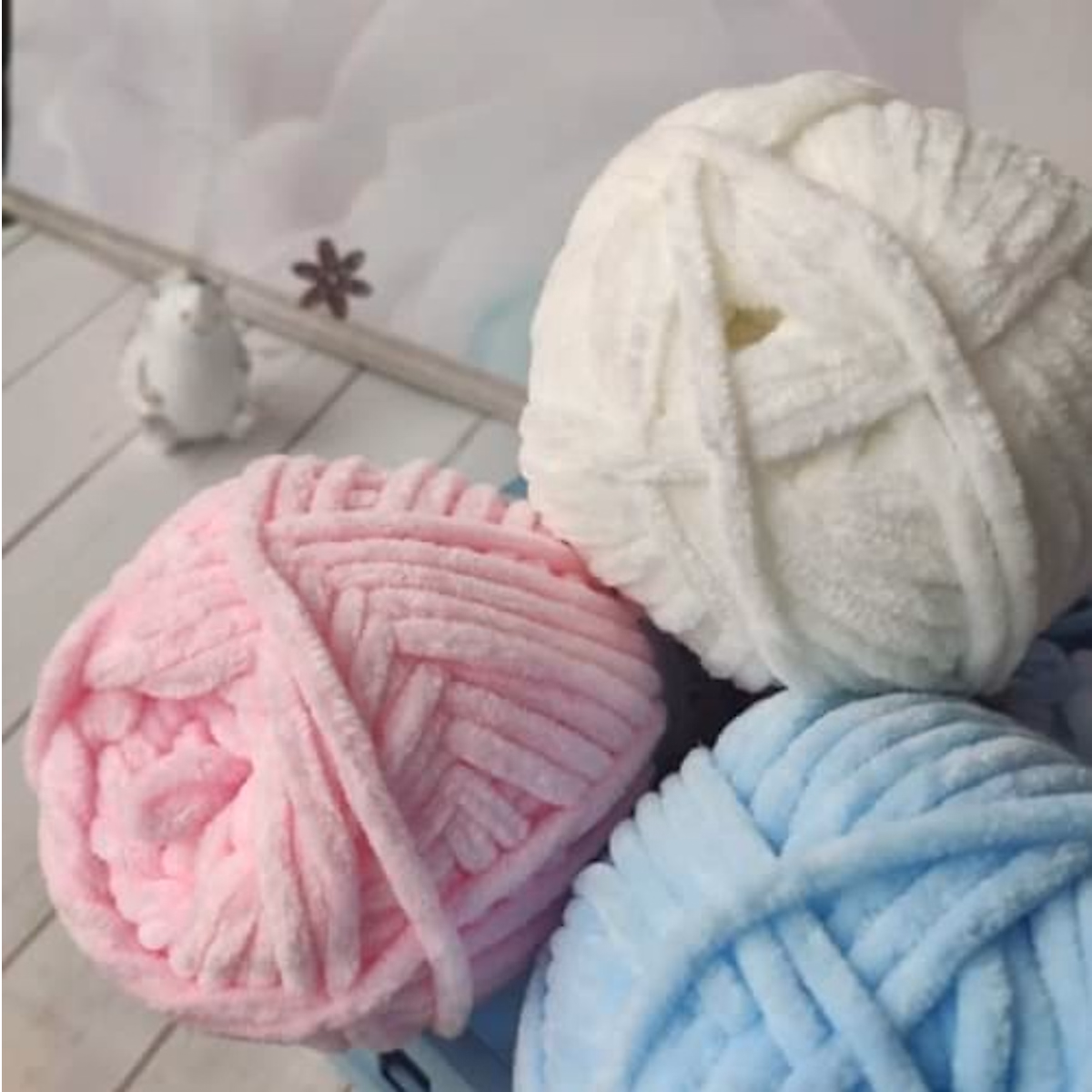 Troyarn Velvet Chenille Baby Blanket Yarn Amigurumi Yarn for Crocheting and Knitting Super Bulky 100 gr (132 yds) (10110 - Black)