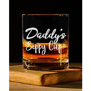 CARVELITA Daddy's Sippy Cup Whiskey Glass - First Time Dad Gifts - 11oz Engraved Old Fashioned Bourbon Rocks Glass - Gifts For New Dad - Dad To Be Gifts - Happy Birthday Daddy - New Dad Gifts For Men