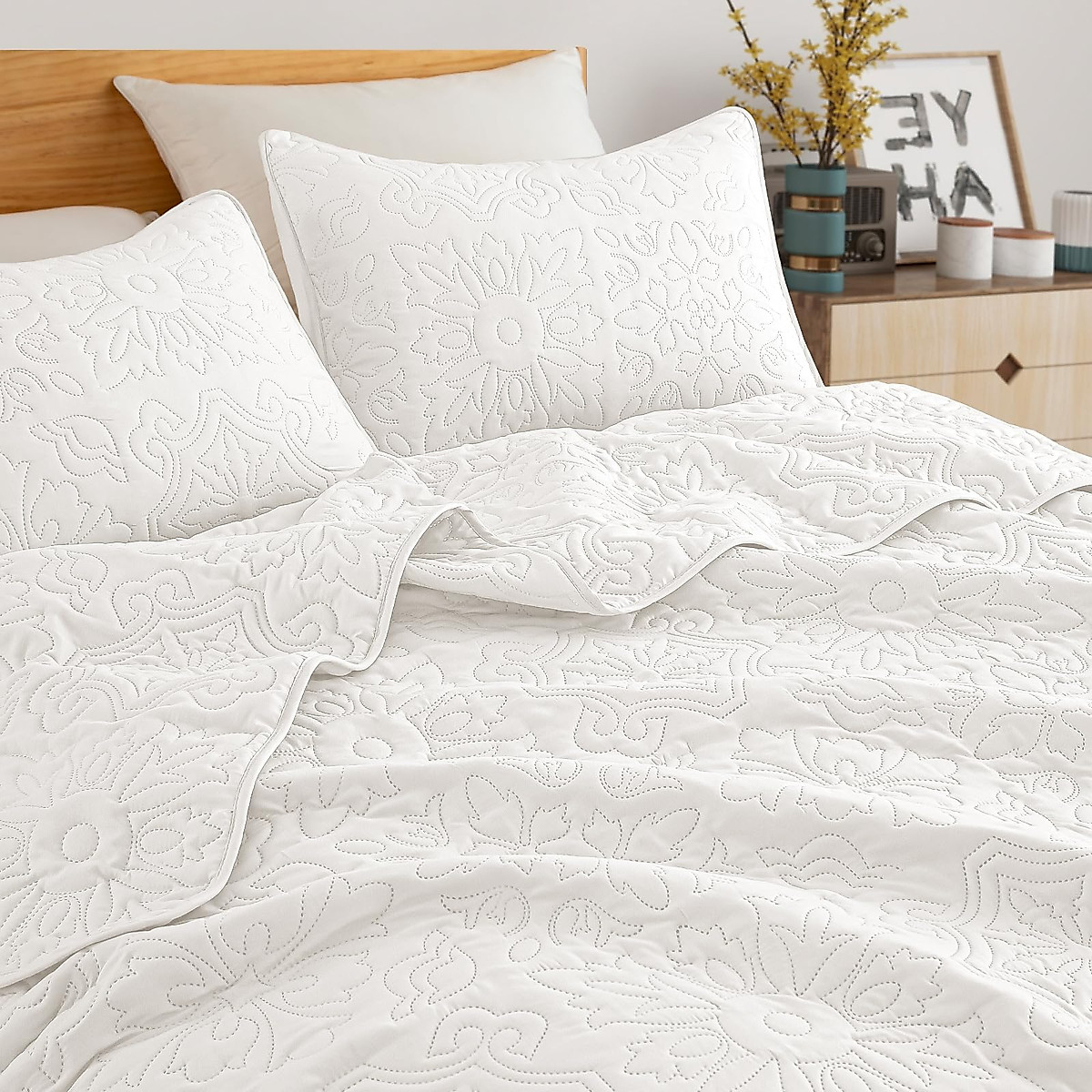 Whale Flotilla 3 Piece Queen Size Quilt Set, Soft Reversible Embossed Queen Quilts Bedding Set, Lightweight Bedspreads Coverlets with Boho Pattern for All Seasons, White