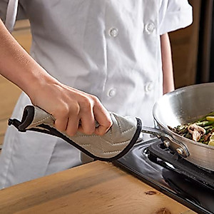 San Jamar 802SPH Silicone Pot Holder - 7"Wx7"D