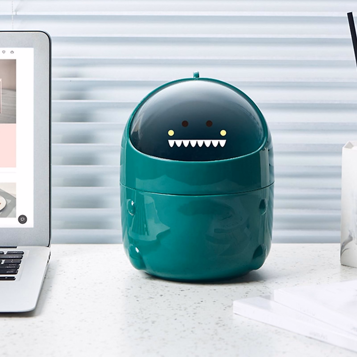 YGHQAP Plastic Desktop Trash Can with Lid Cute Shaped Mini Waste Basket Tiny Desktop Waste Garbage Bin Small Desk Can Mini Trash Can for Dining Table Desk Home Office Easy Storage(Small Size)