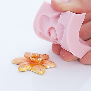Daffodil Flower Silicone Mold Food Safe Fondant, Chocolate, Candy, Resin, Polymer Clay, Jewelry, Craft Mold. Flexible and easy to use.