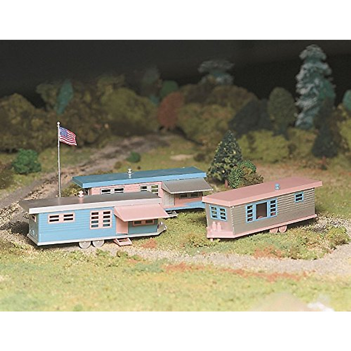Bachmann Trains - PLASTICVILLE U.S.A. BUILDINGS – CLASSIC KITS - TRAILER PARK - 3 TRAILERS & FLAG POLE w/FLAG - O Scale