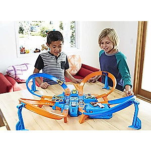 Hot Wheels Toy Car Track Set, Criss Cross Crash with 1:64 Scale Vehicle, Powered by a Motorized Booster [Amazon Exclusive]