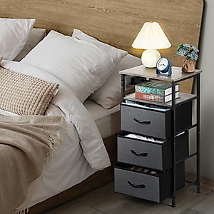 NANANARDOSO End Table with 3 Drawers and 2-Tier Shelf, Fabric Small Dresser Organizer Vertical Storage with Charging Station, Industrial Nightstand Side Table for Bedroom, Sofa, Grey