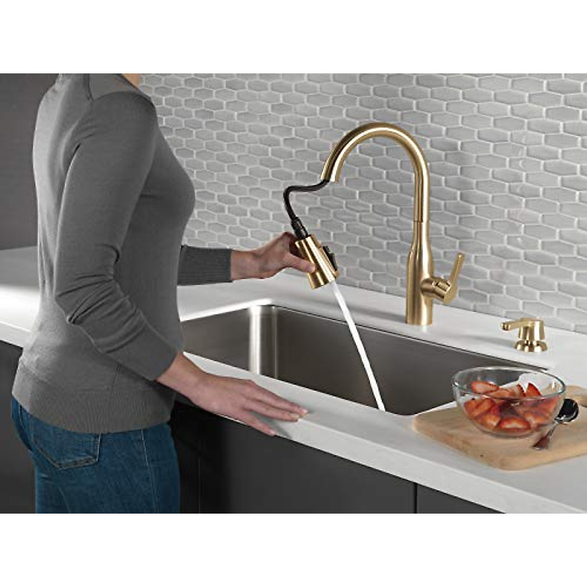 Delta Marca Single-Handle Pull-Down Sprayer Kitchen Faucet with ShieldSpray Technology in Champagne Bronze