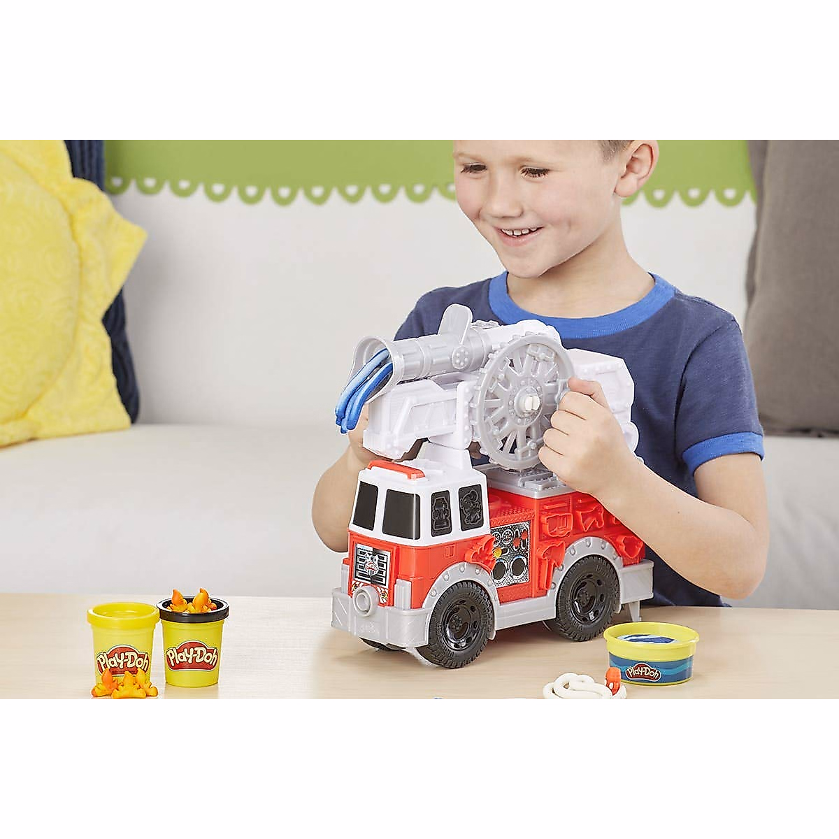 Play-Doh Wheels Firetruck Toy with 5 Non-Toxic Colors Including Play-Doh Water Compound (Amazon Exclusive)