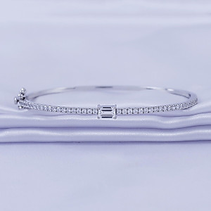 SAVEARTH DIAMONDS 1 5/9 Carat Emerald & Round Cut Lab Created Moissanite Diamond Tennis Bangle Bracelet For Women In 14K White Gold Over Sterling Silver Size : 8 (VVS1 Clarity, 1.55 Cttw)