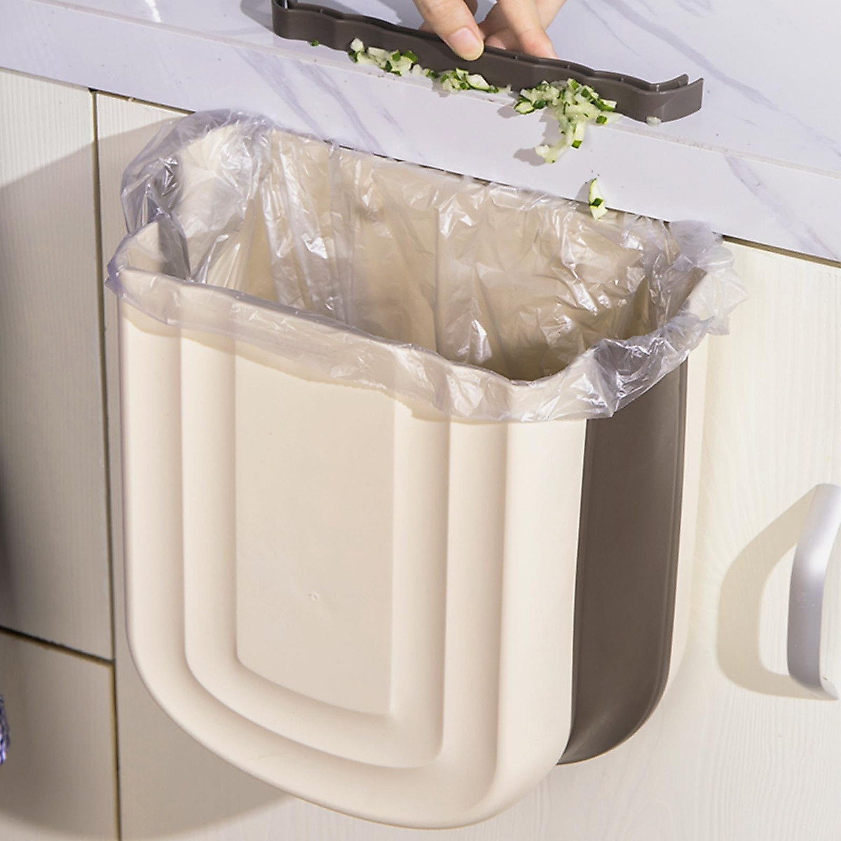 Aimkeoulee Hanging Kitchen Trash Can for Kitchen Counter,9L Collapsible Plastic Waste Bin for Cabinet Door, Wall Mounted 2.4 Gallon Foldable Small Wastebasket for Kitchen, Bathroom, Bedroom(Khaki)