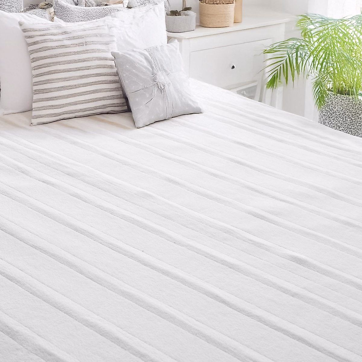 VEVOR Heated Mattress Pad, 39 x 75 in, Electric Bed Warmer with 1-5 Heat Settings Control, 10-Hour Auto Shut Off, Machine-Wash Breathable Coral Fleece Heating Electric Mattress Sheets, White