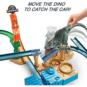 Hot Wheels Jurassic World Dominion Toy Cars Track Set, Clash 'N Crash Playset with Motorized Booster & 1:64 Scale Car