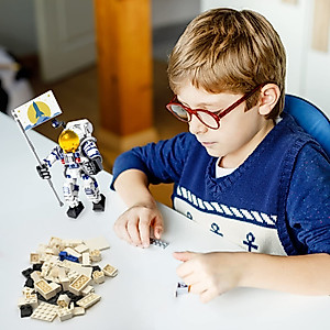 SIENON Astronaut Toys Building Kit for Kids and Adults-229pcs Building Block Astronaut Figure Holding The Flag with Movable Joints, DIY Spaceman Assembly Construction STEM Toy City Space Building Set