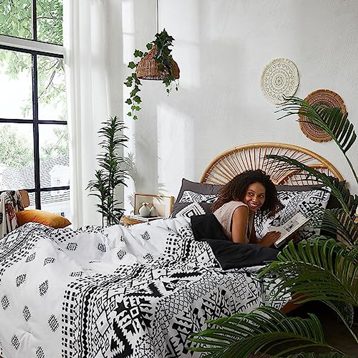 CASAAGUSTO Queen Comforter Set, 8 Pieces Boho Comforter Set, Microfiber Cozy Bohomian Bedding Set with Decor Pillow, Lightweight Breathable for All Seasons (Black and White Queen 90x90 Inches)