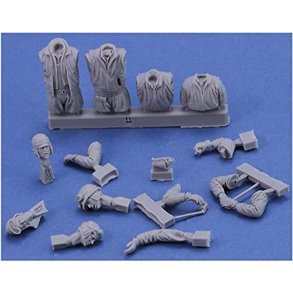 Royal Model RM932 1/35 WWII US Army Tank Soldier Set of 4 Tank Soldiers on The Go Resin Kit
