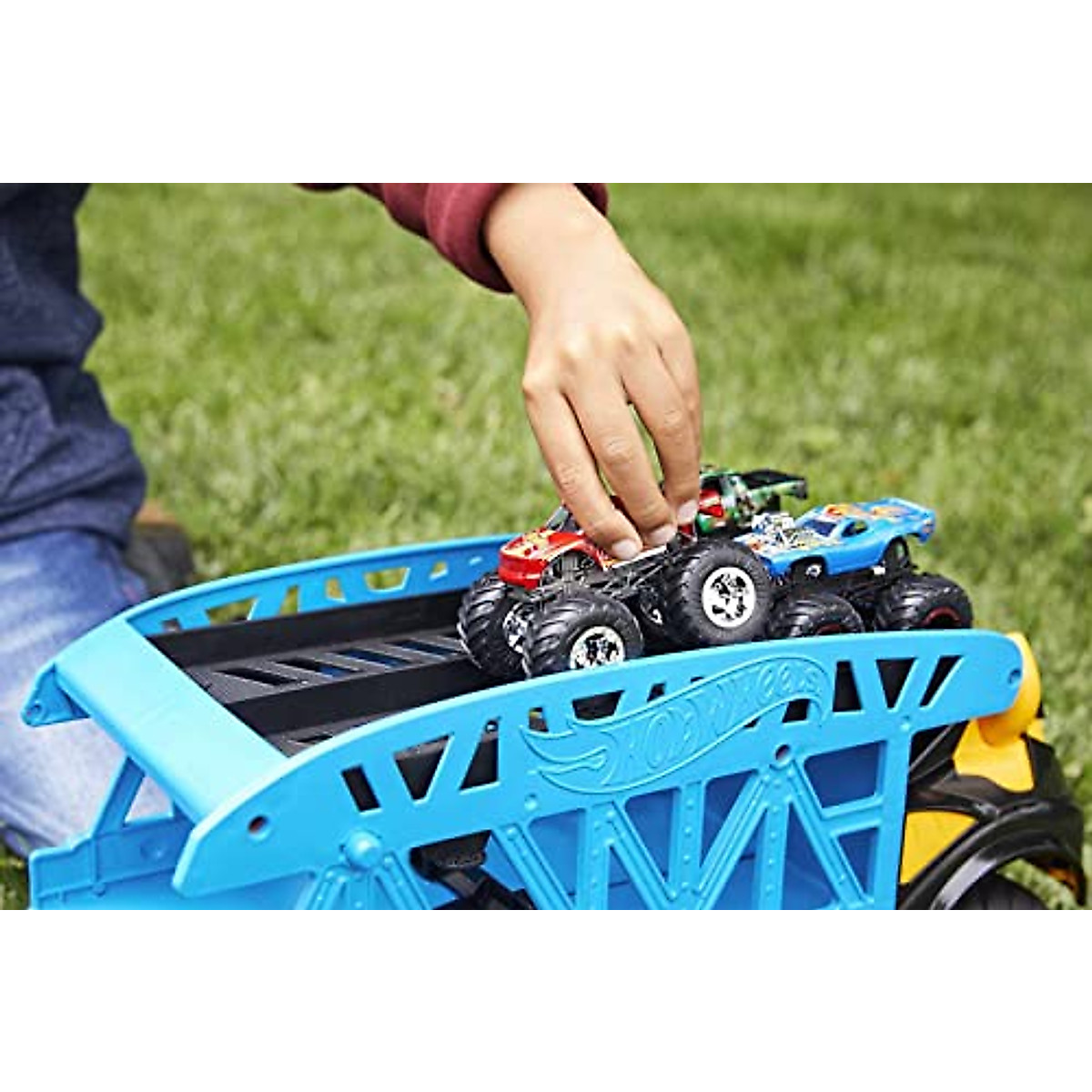 Hot Wheels - Monster Trucks Transport Truck, Includes 3 Cars, Multicolor (Mattel GGB64)