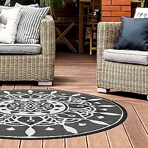 NUU GARDEN 5Ft Round Outdoor Rug for Patios Waterproof, Plaid Reversible Door Mat Plastic Camping Rugs, Straw Rug Indoor Rugs Carpet for RV, Deck, Balcony, Porch, Picnic, Beach, Black/White