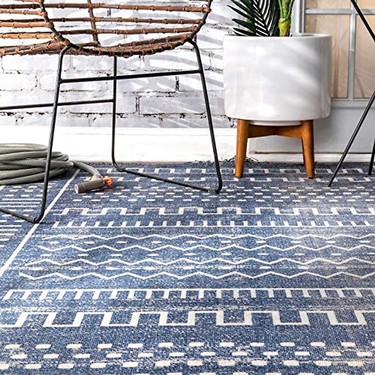 nuLOOM Cora Tribal Indoor/Outdoor Accent Rug, 2' x 4', Blue
