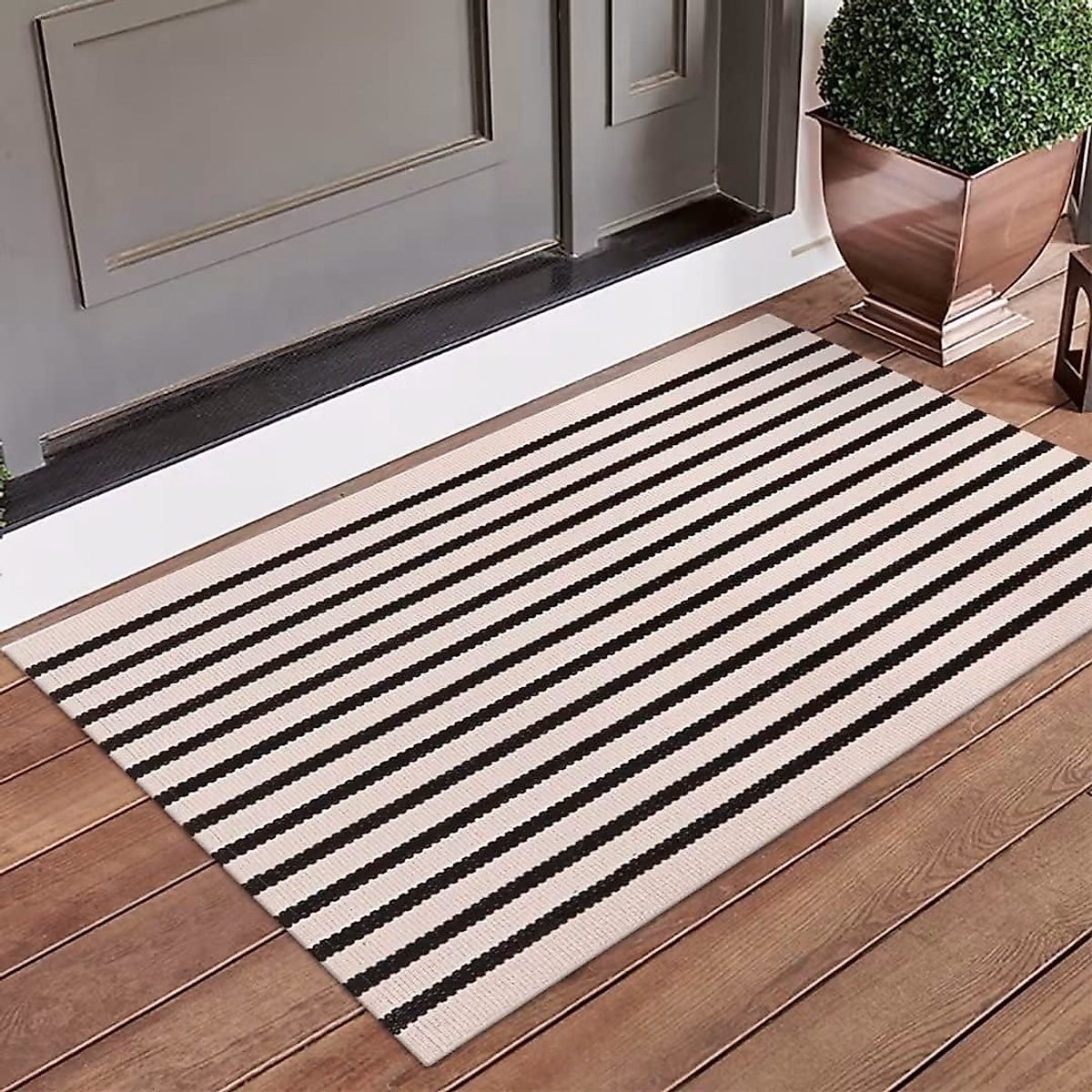 LEEVAN Washable Proch Rug Soft Entryway Rug 2.3'X3.6', Cotton Woven Bathroom Rugs Front Porch Decor Black and White Area Rug Outdoor Rug