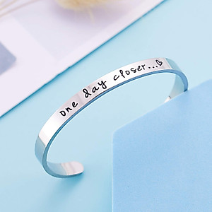 LParkin One Day Closer Bracelet Deployment Gift Military Jewelry Gifts for Wife Girlfriend Long Distance Relationship Jewelry