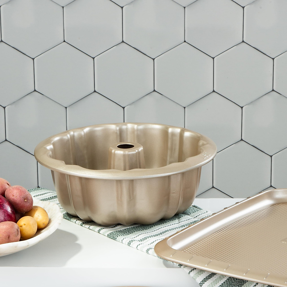 Berghoff Balance Nonstick Fluted/Bundt/Tube Cake Pan 10.25" x 10.25" x 4", Lightweight Carbon Steel, Ferno-Green, Non-toxic Coating Bakeware, Quick Release, Oven Safe Up To 450°F