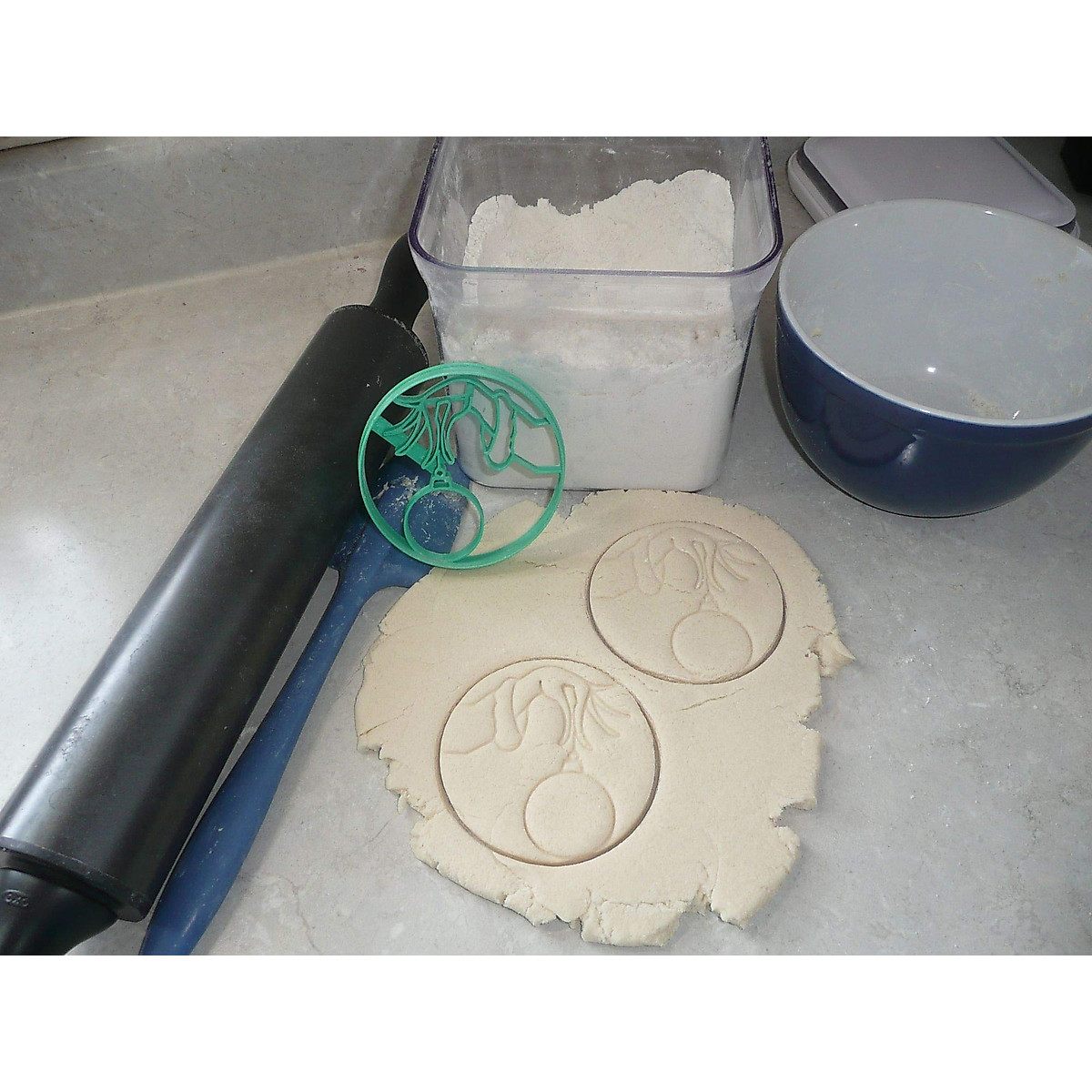 THE GRINCH HAND HOLDING CHRISTMAS ORNAMENT HOLIDAY COOKIE CUTTER MADE IN USA PR4106