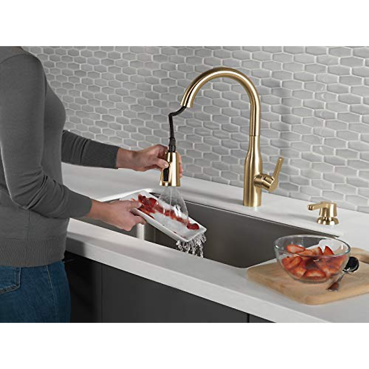 Delta Marca Single-Handle Pull-Down Sprayer Kitchen Faucet with ShieldSpray Technology in Champagne Bronze