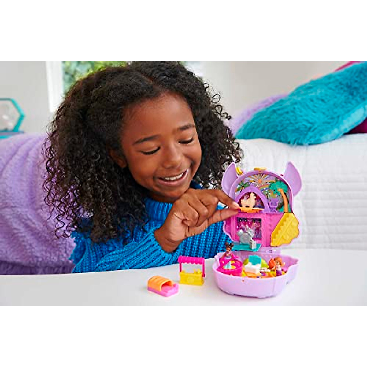 Polly Pocket Compact Playset, Llama Camp Adventure with 2 Micro Dolls & 13 Accessories, Travel Toy with Surprise Reveals