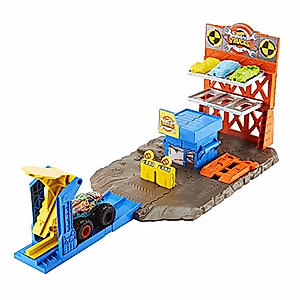 Hot Wheels Monster Trucks Blast Station Playset with 1:64 Scale Demo Derby Toy Truck & 3 Crushable Cars