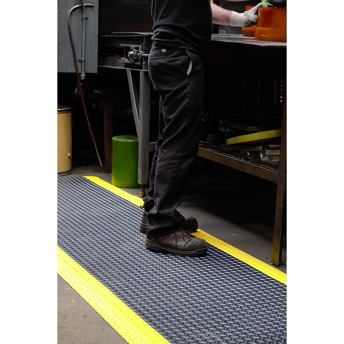 Wearwell UltraSoft Diamond-Plate SpongeCote Mat - Black/Yellow. Anti-Fatigue Workstation Mat. 3' W x 5' L x 15/16" Thickness. Nitricell Sponge. Pre-Beveled Edge. For Industrial Use (414.1516x3x5BK)