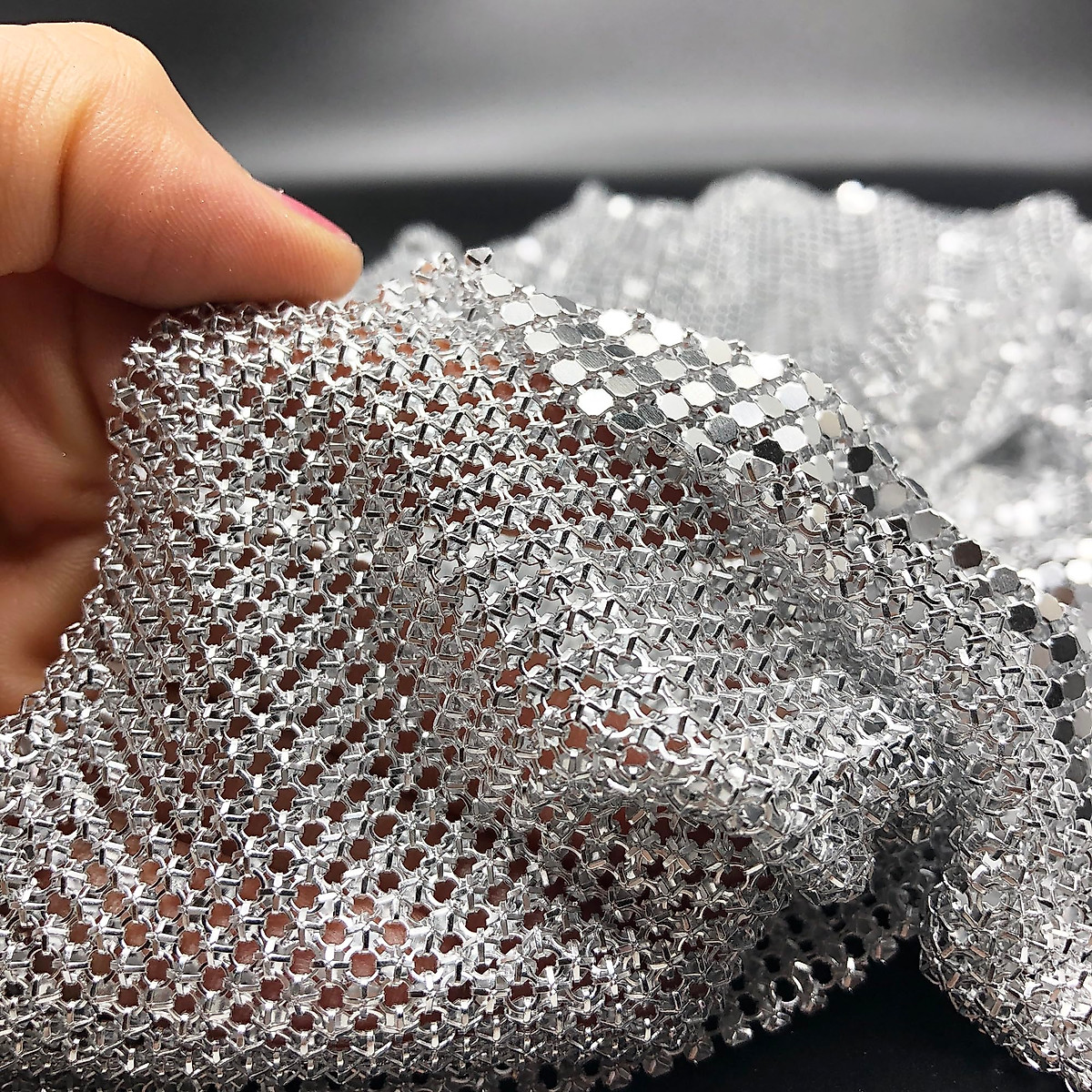 OQINGNA 45x40cm Sparkly Metal Mesh Fabric Chainmail Jewelry Metallic Cloth Sequined Craft Fabric Cuttable for Clothing Bag Making Party Shoes Decorations Accessories (Silver 45x40cm)