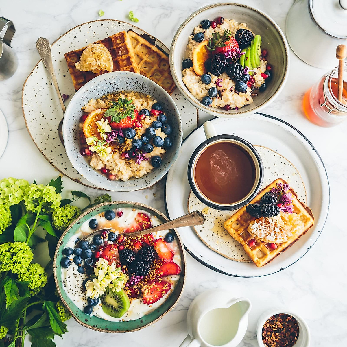Dicunoy Pack of 5 Enamel Plates, 9.5" Unbreakable Enamelware Dinner Serving Platter Trays, Retro White Round Shallow Bowls with Blue Rim for Pasta, Salad, Camping, Outdoor, Picnic, BBQ