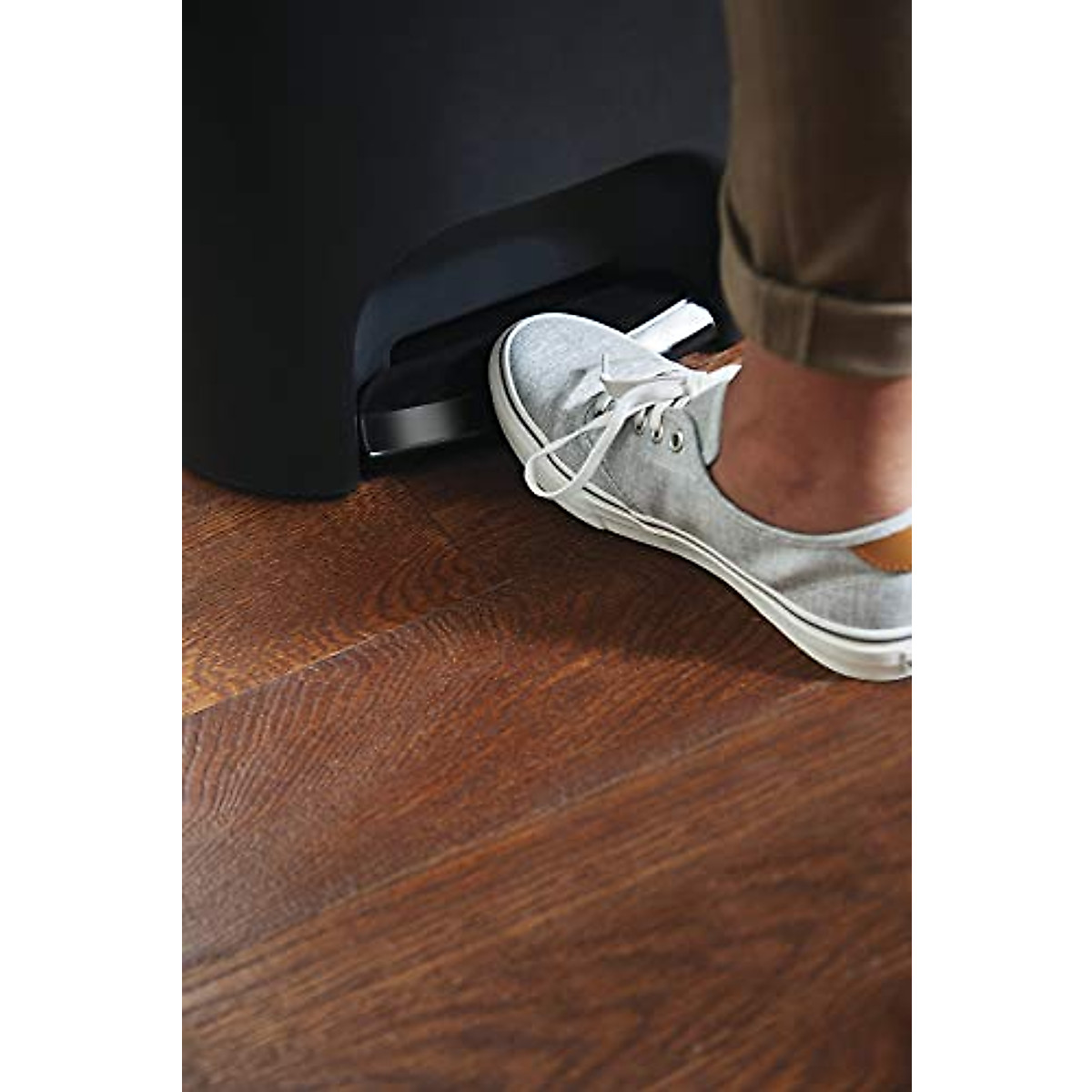 Rubbermaid Classic Step-On Lid Trash Can for Home, Kitchen, and Bathroom Garbage, 13 Gallon, Black