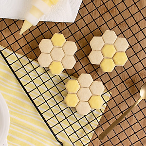 Honeycomb cookie cutter, 1 piece - Bakerlogy