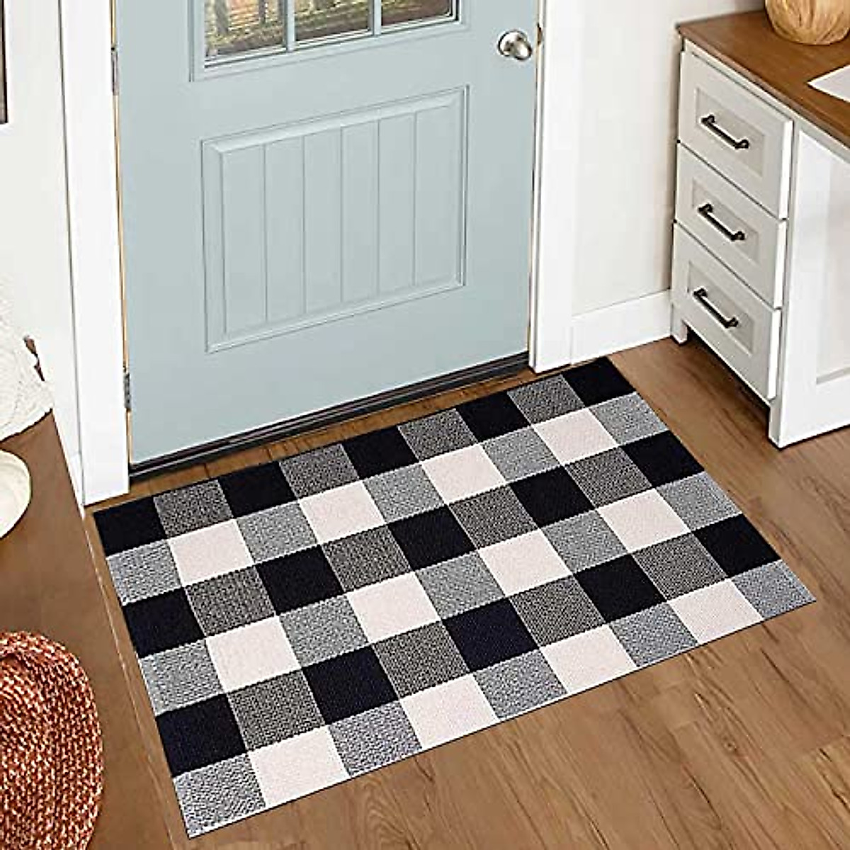 HOYIJA Buffalo Plaid Rug 2＇×3＇Outdoor/Indoor Black and White Checkered Samll Area Rug,Retro Cotton Woven Check Washble Entryway Front Porch Decor Rugs for Layered Welcome Front Door Mats
