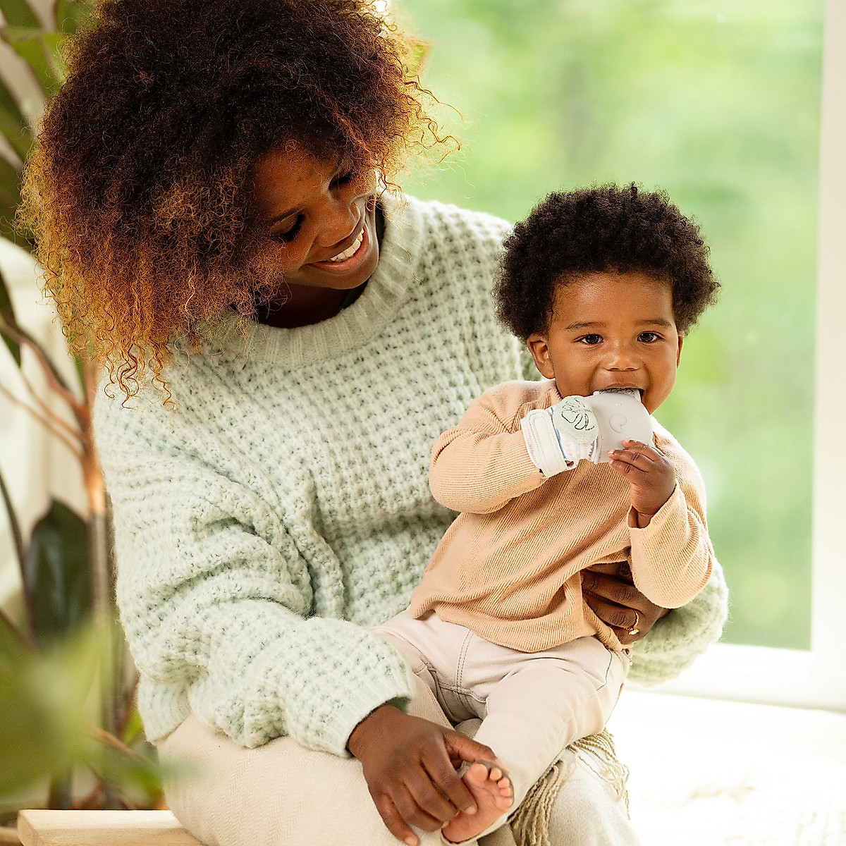 Ingenuity Teething Mitt & Rattle for Baby, BPA-Free Silicone, Gentle Rattle Sound, Adjustable Strap, Elephant, Unisex - Van