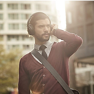 Bose QuietComfort 35 (Series II) Wireless Headphones, Noise Cancelling, Alexa Voice Control - Black - Worldwide Version (Renewed)