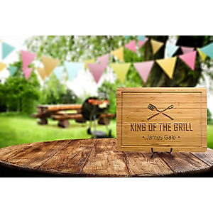 King of the Grill, Cutting Board, Personalized Cutting Boards for Men and Dad, Fathers Day, Dad's Birthday, Christmas Gift, Custom Cooking Gift, BBQ Gifts, Kitchen Gift, With Apron and Display Stand