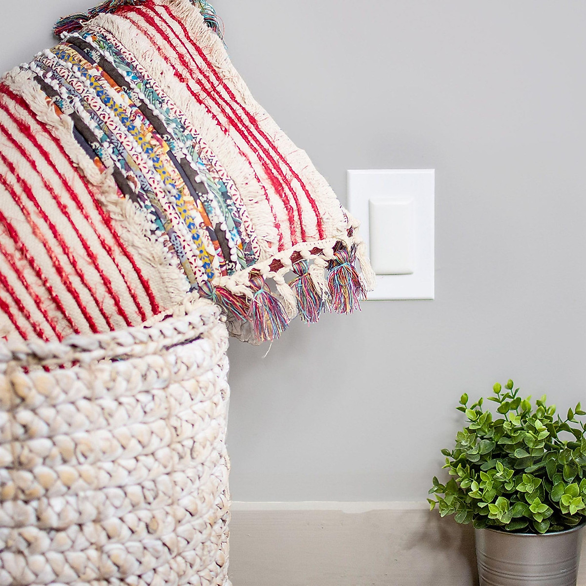 Qdos StayPut Double Outlet Plug Cover - One Plug Covers both Outlets! - Secure Fit and Beveled Edges Prevent Small Fingers from Removing Unlike Inferior Products| Fits All Outlets | 6 pack | White