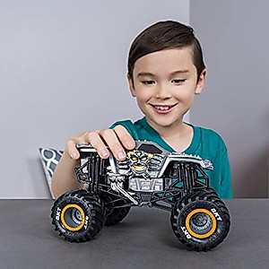 Monster Jam Official Max D Monster Truck, Die-Cast Vehicle 1:24 Scale