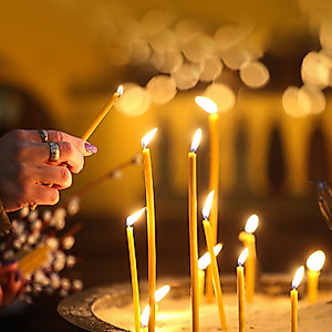 Kunrsug Beeswax Candles, No-Drip, Smoke-Less, 50 Pack Beeswax Taper Candles Church Prayers, Decorations, Birthday Celebrations, Each Candle Measures 6.3" in Height and Has A Diameter of 0.2"