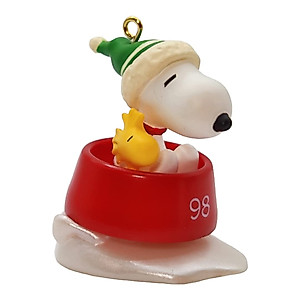 Hallmark Keepsake Ornament Winter Fun With SNOOPY 1998 QXM4243
