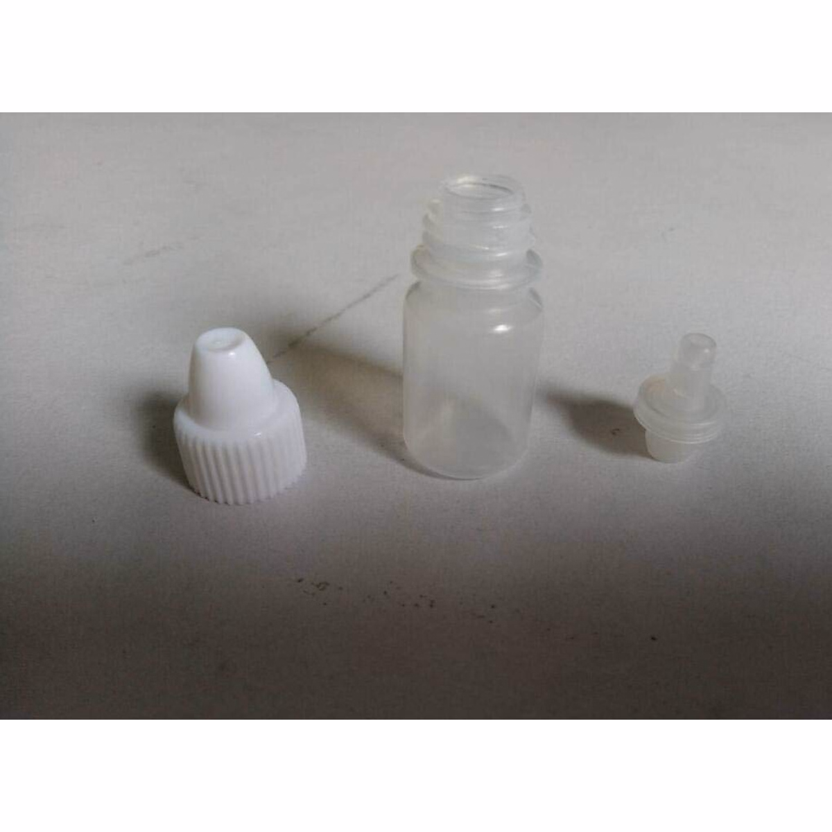 50 Pcs Empty Plastic Squeezable Dropper Bottle with Plug Refillable Portable Eye Liquid Container with Screw Cap (5 ml)