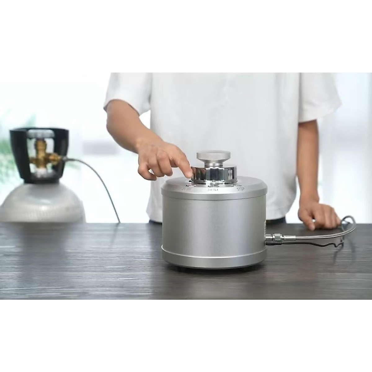 Smart Dry Ice Maker Portable Dry Ice Machine Mini Dry Ice Machine Dry Ice for Smoke Effect Food and Meats Preserving Seafood Tissue Preservation Chill Beer or Wine