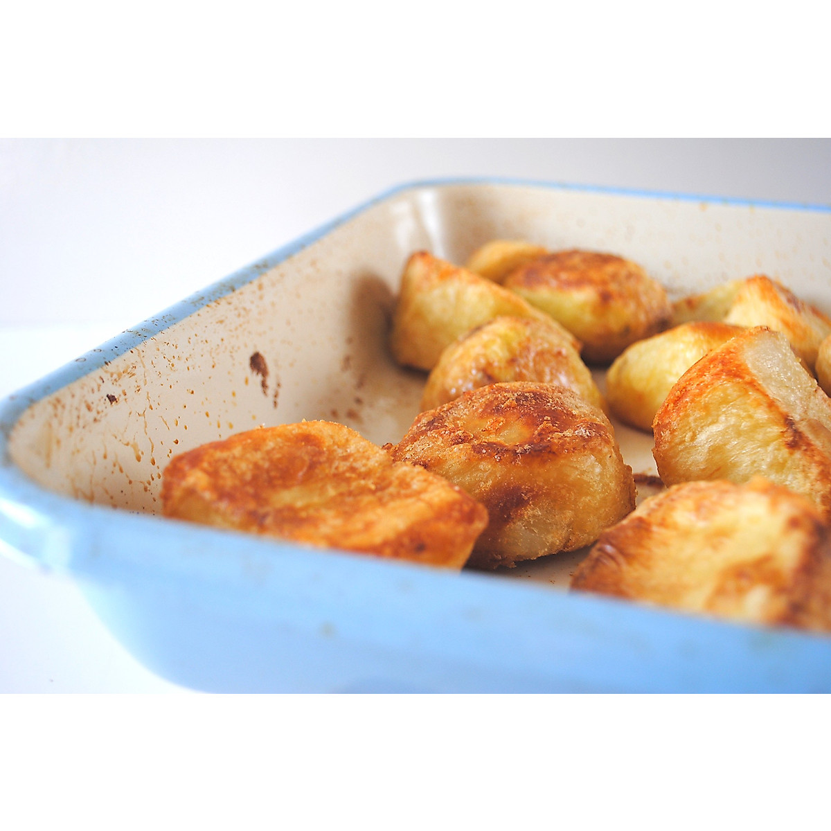 Tala Originals Small Enamelled Roaster in Blue and Cream Colours, Measuring 21cm x 28.5cm x 5cm