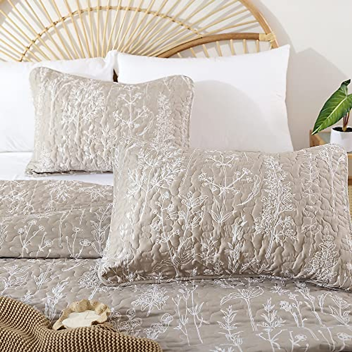 JANZAA Quilt Queen Size Oatmeal Bed Spread with White Floral Pattern Botanical Microfiber Quilts Set Lightweight Comforter 3 Pieces Reversible Bedding Set (1 Queen Quilt and 2 Pillow Cases)