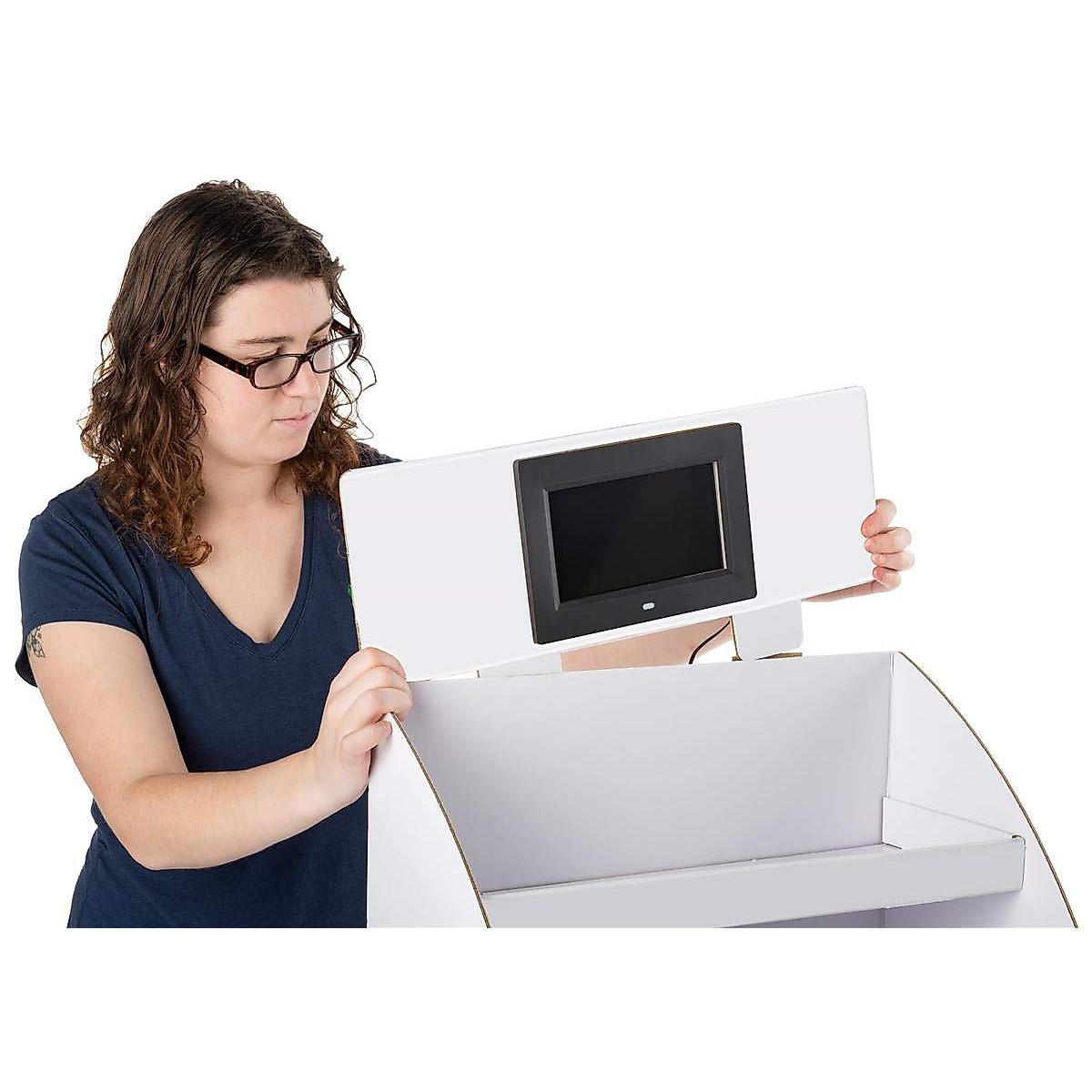 Displays2go Countertop Cardboard Shelving with 7" Digital Display – White (TBSH3WTDG)