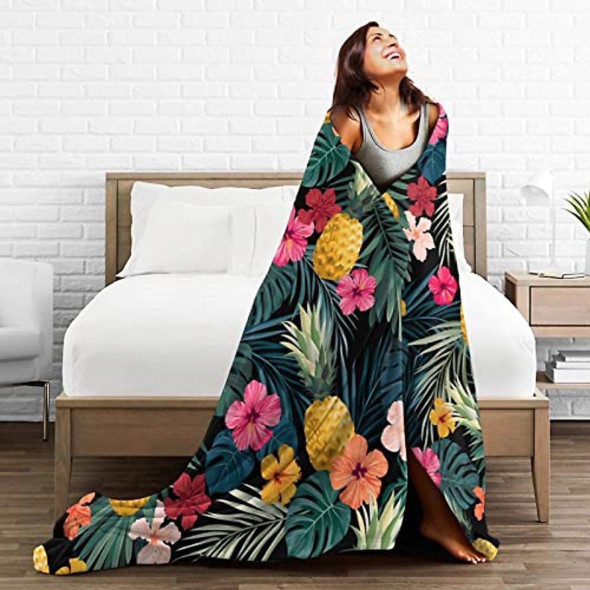 Perinsto Palm Leaves Hibiscus Flowers Hawaii Throw Blanket Ultra Soft Warm All Season Tropical Pineapples Fruit Decorative Fleece Blankets for Bed Chair Car Sofa Couch Bedroom 50"X40"