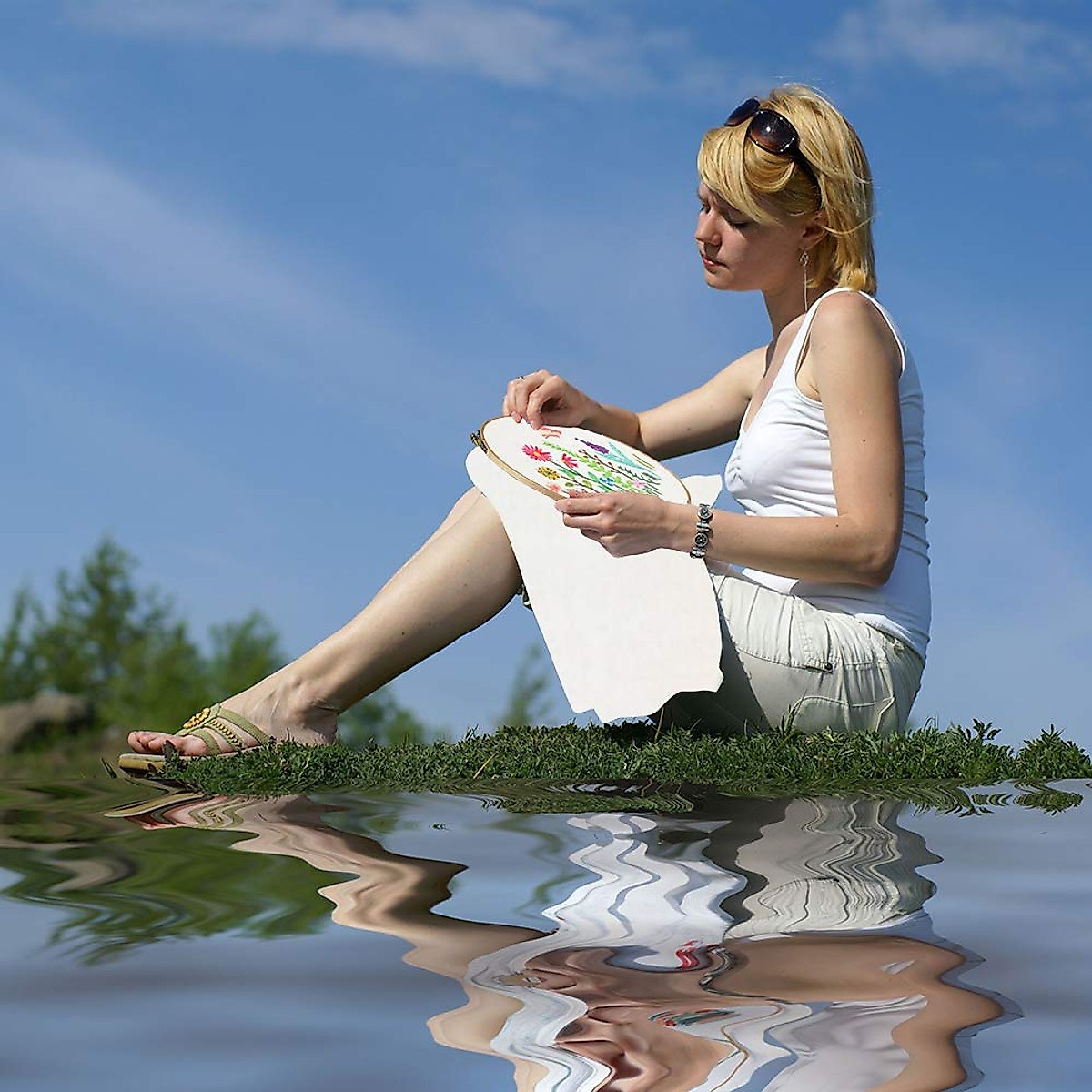 Caydo 3 Sets Embroidery Starter Kit with Pattern and Instructions, Cross Stitch Kits Include 3 Embroidery Cloth with Floral Pattern, 3 Plastic Embroidery Hoops, Color Threads and Tools